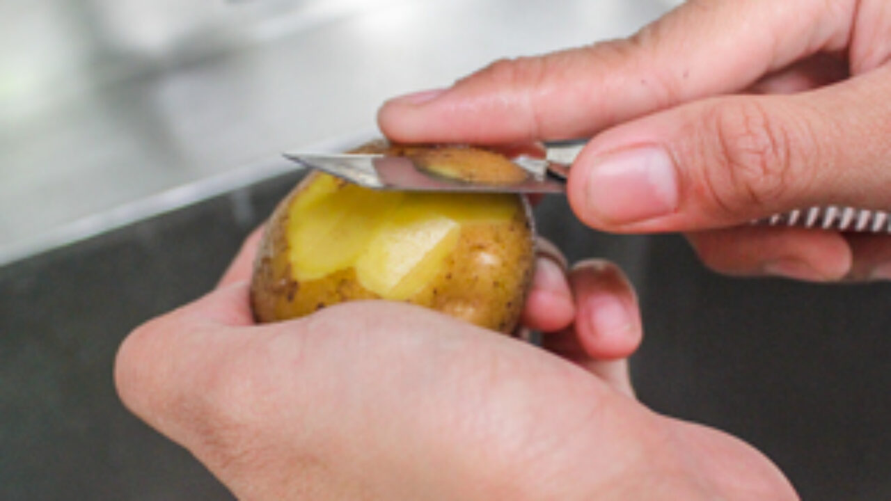 Cara Mengupas Kulit Kentang dengan Mudah, Super Cepat! - Teropong Media