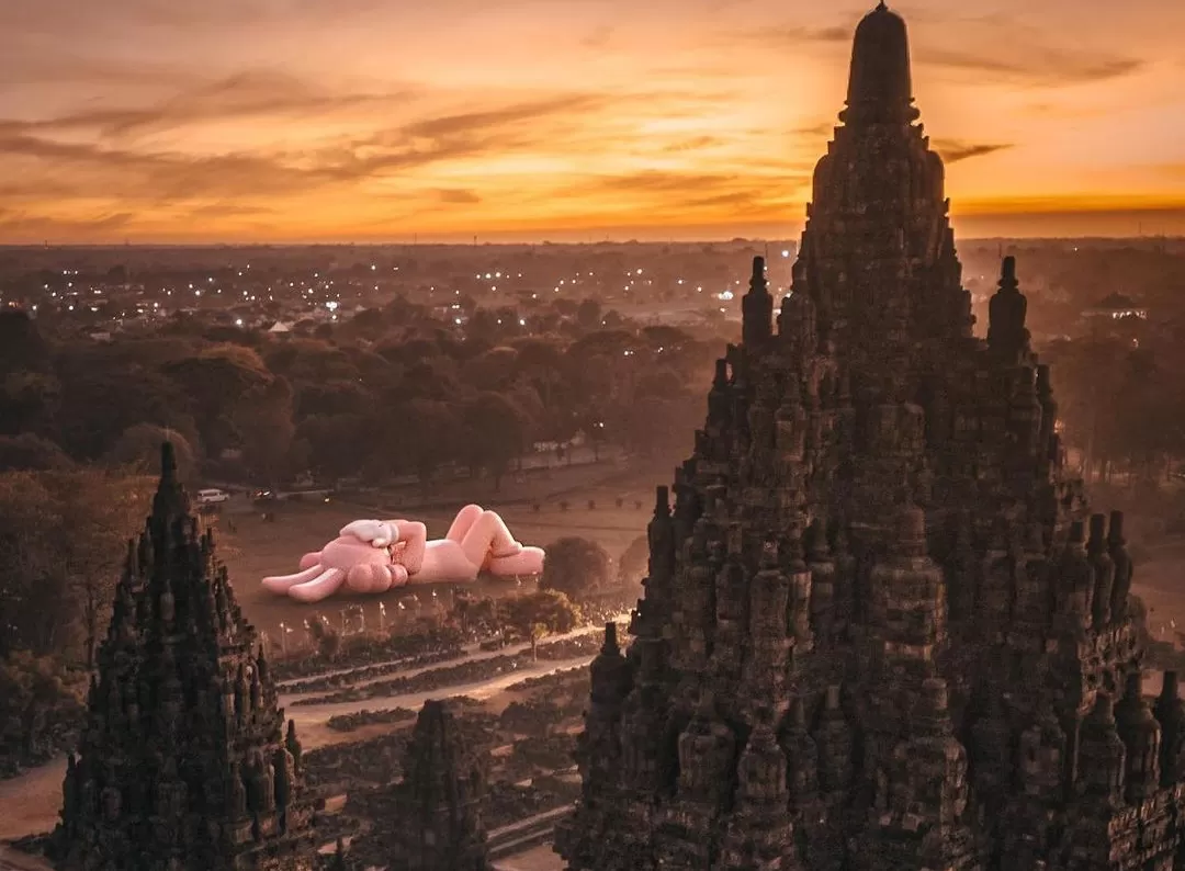 Hari Ini Patung Raksasa KAWS Hadir di Candi Prambanan, Segini Harga ...