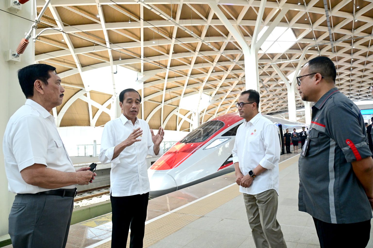 Jokowi: Kereta Cepat Jakarta Bandung Diresmikan Awal Oktober - Teropong Media