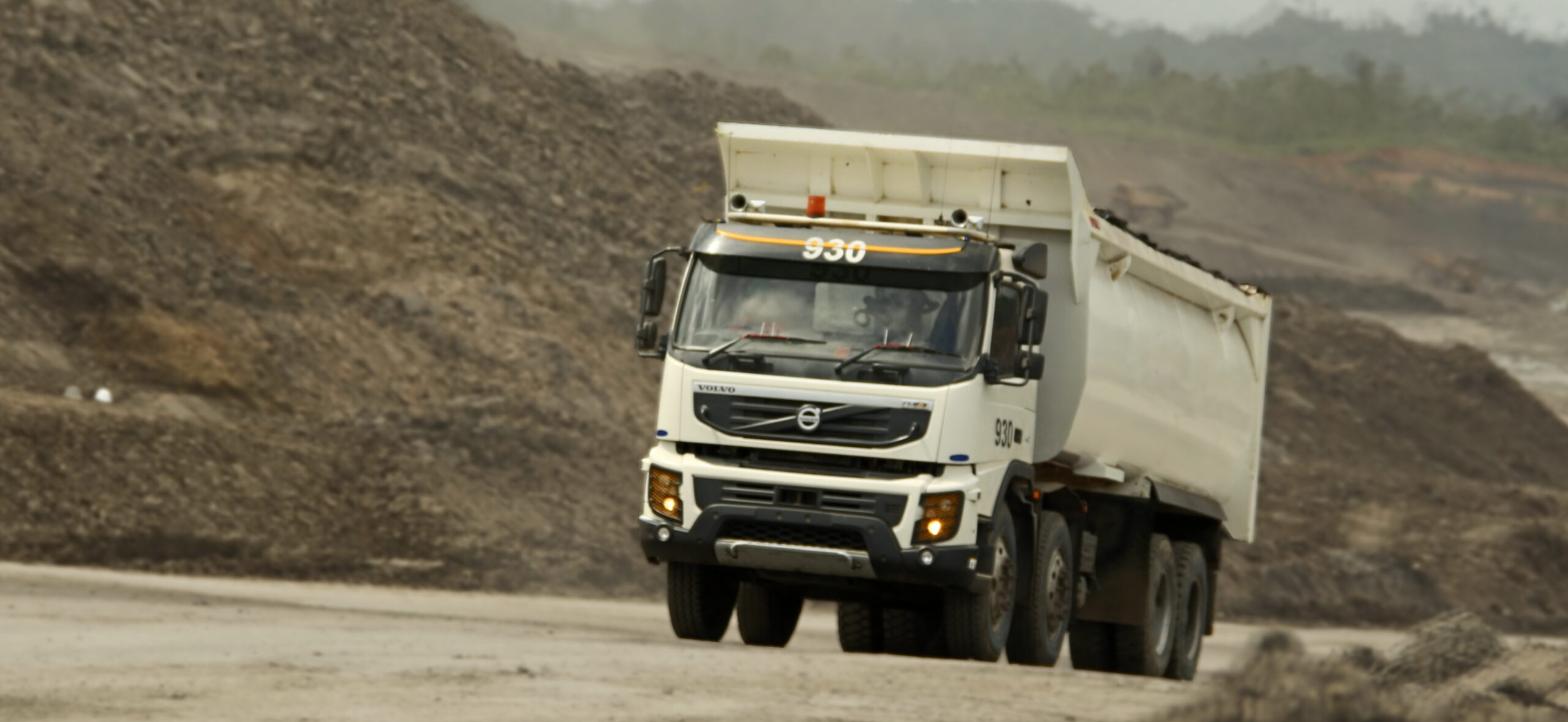 Optimalkan Produktivitas Pertambangan, PT GMG Gunakan Dump Truck Volvo FMX 400 - Teropong Media