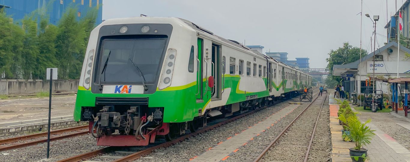 PT Kereta Api Indonesia Implementasikan PLTS di 40 Stasiun - Teropong Media