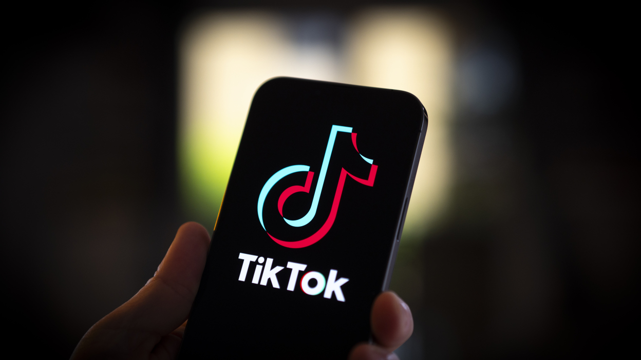 Cara Membuat Filter Wajah Taylor Swift yang Sedang Viral di TikTok ...