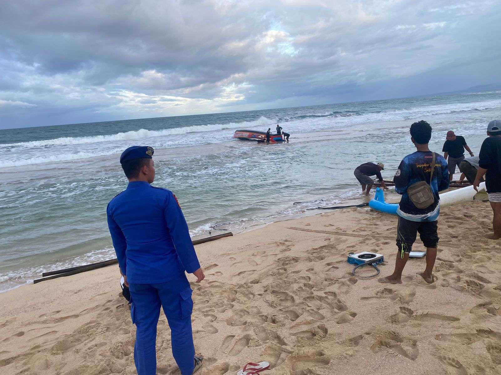 Nelayan Tiga Hari Terombang-ambing di Laut Selamat Setelah Bermalam Diatas Kapal yang Terbalik ...
