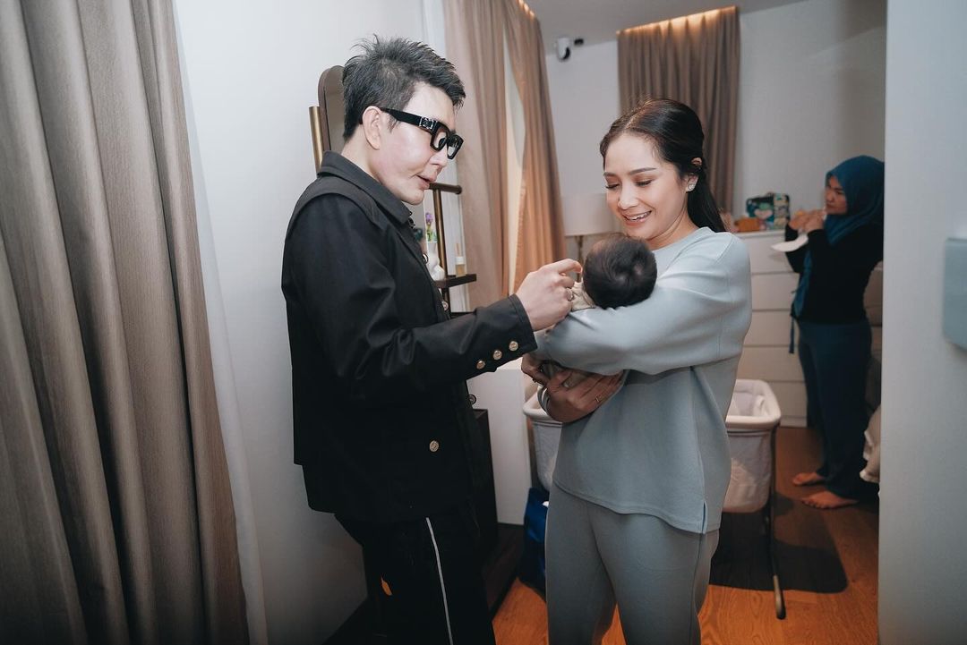 Raffi dan Nagita Tutup Kolom Komentar Soal Asal-usul Bayi Lily yang Diasuhnya