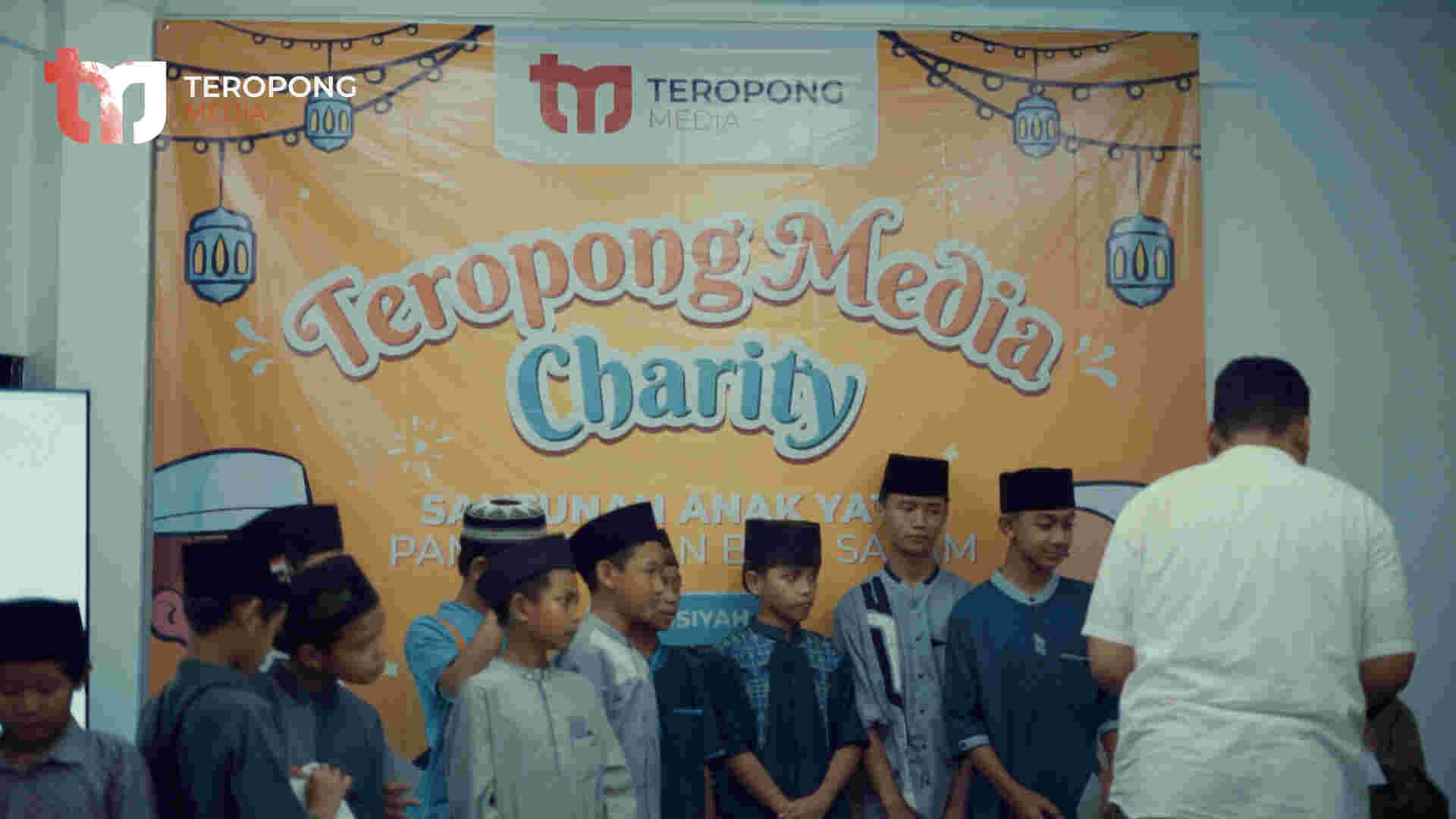 Teropong Media Charity, Salurkan Santunan Kepada Puluhan Anak Yatim dan Dhuafa - Teropong Media