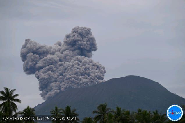 Lontarkan Abu Vulkanik 1,5 Km dari Puncak, Gunung Ibu Maluku Utara Erupsi - Teropong Media