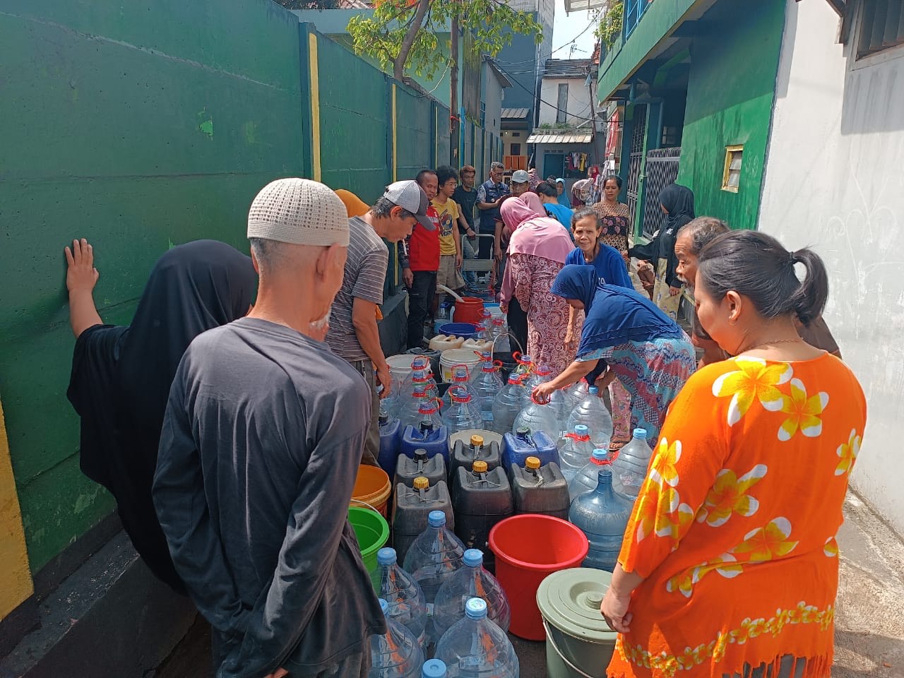 Ratusan Warga Keluhkan Air PDAM yang Terhambat - Teropong Media