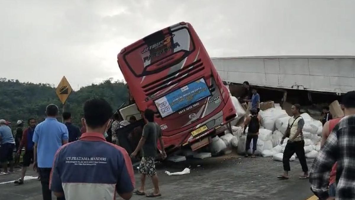 Kecelakaan Bus Pelajar SMP Terjadi di Tol Pandaan, 4 Orang Tewas - Teropong Media