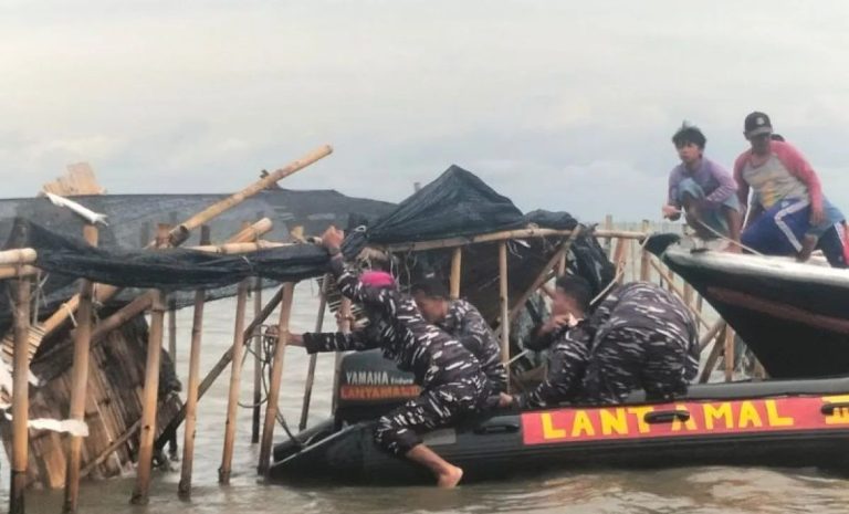 Pagar Laut di Tangerang Dibongkar TNI AL Bersama Warga - Teropong Media