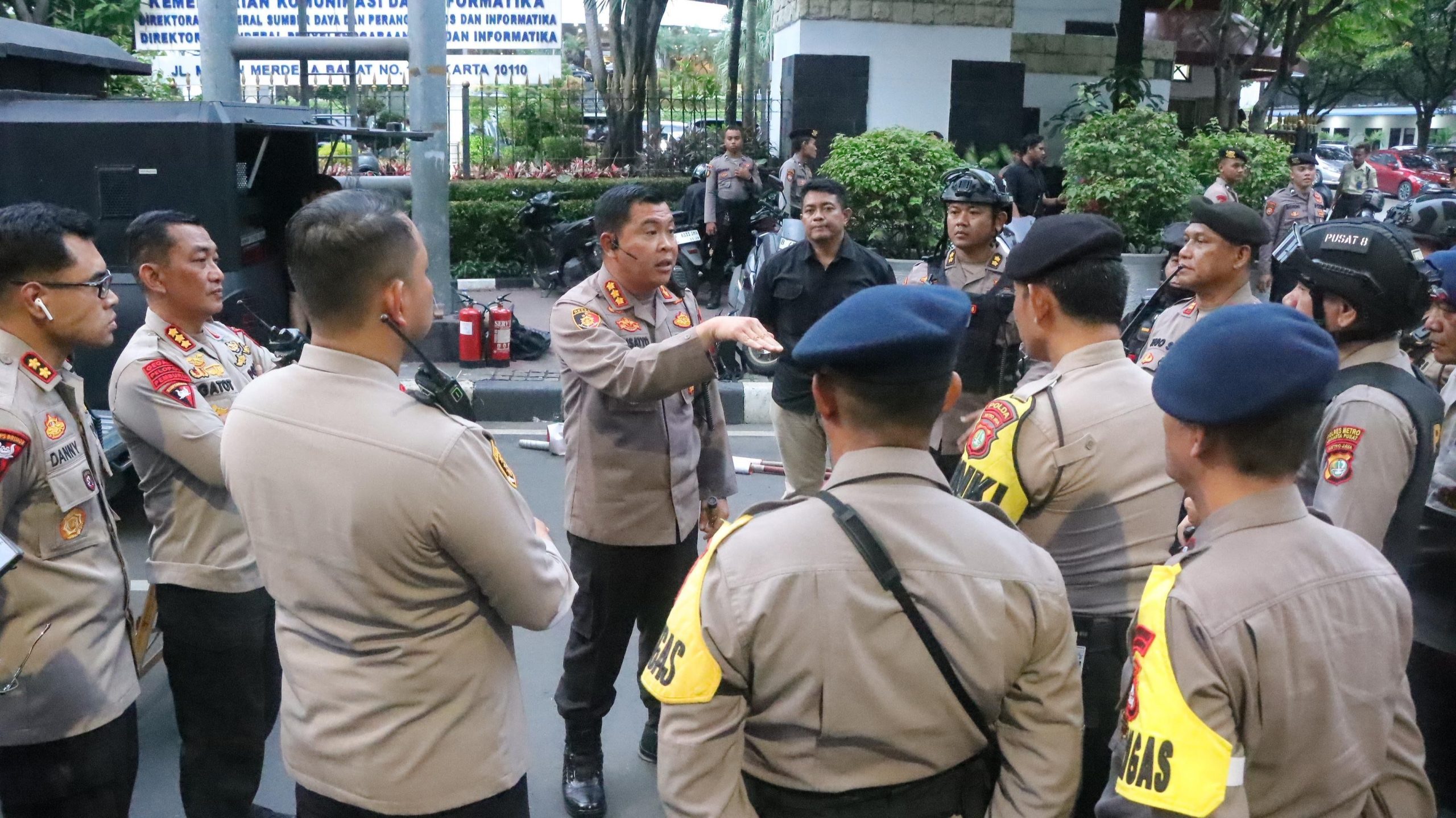 Seribu Lebih Personel Polisi Dikerahkan Amankan Aksi Unjuk Rasa BEM Seluruh Indonesia - Teropong ...