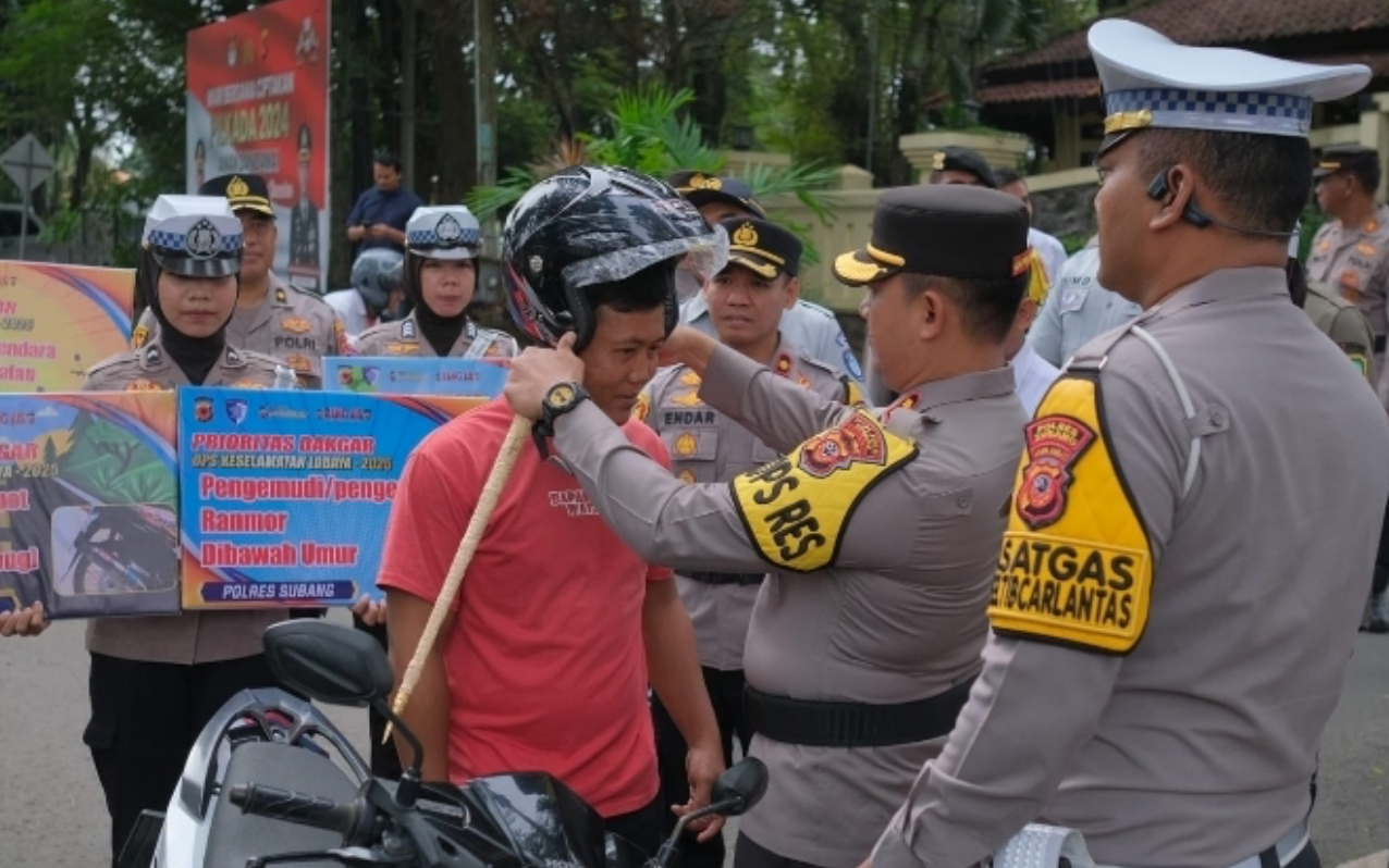 Polres Subang Bagikan Helm SNI Gratis Saat Operasi Lodaya 2025 - Teropong Media