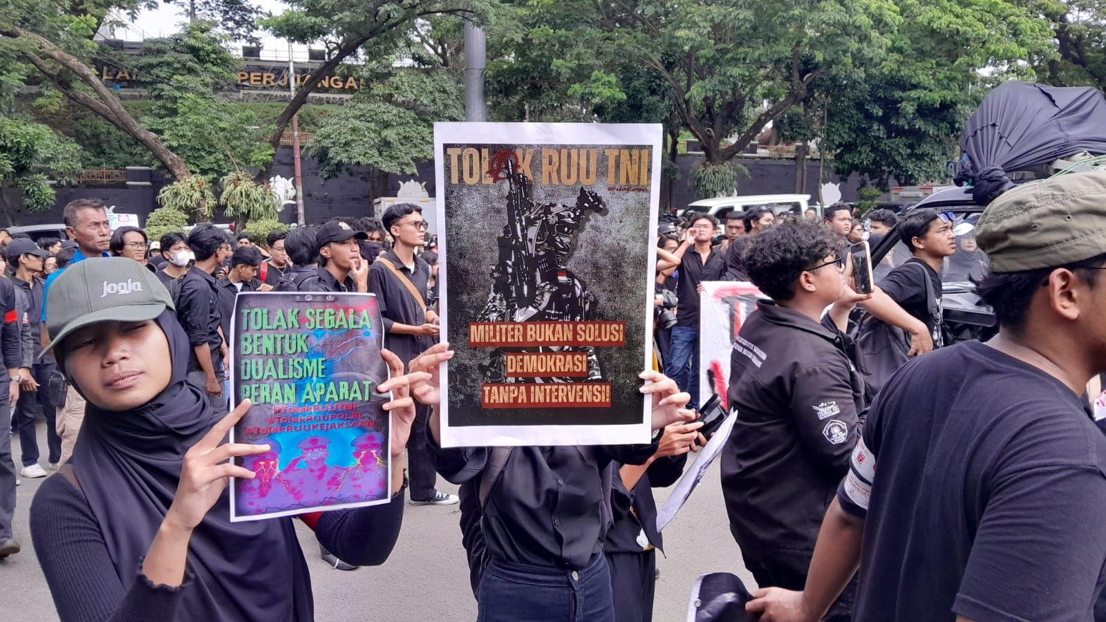 Mahasiswa Semarang Ditangkap dan Dipukul Saat Aksi Demo RUU TNI - Teropong Media