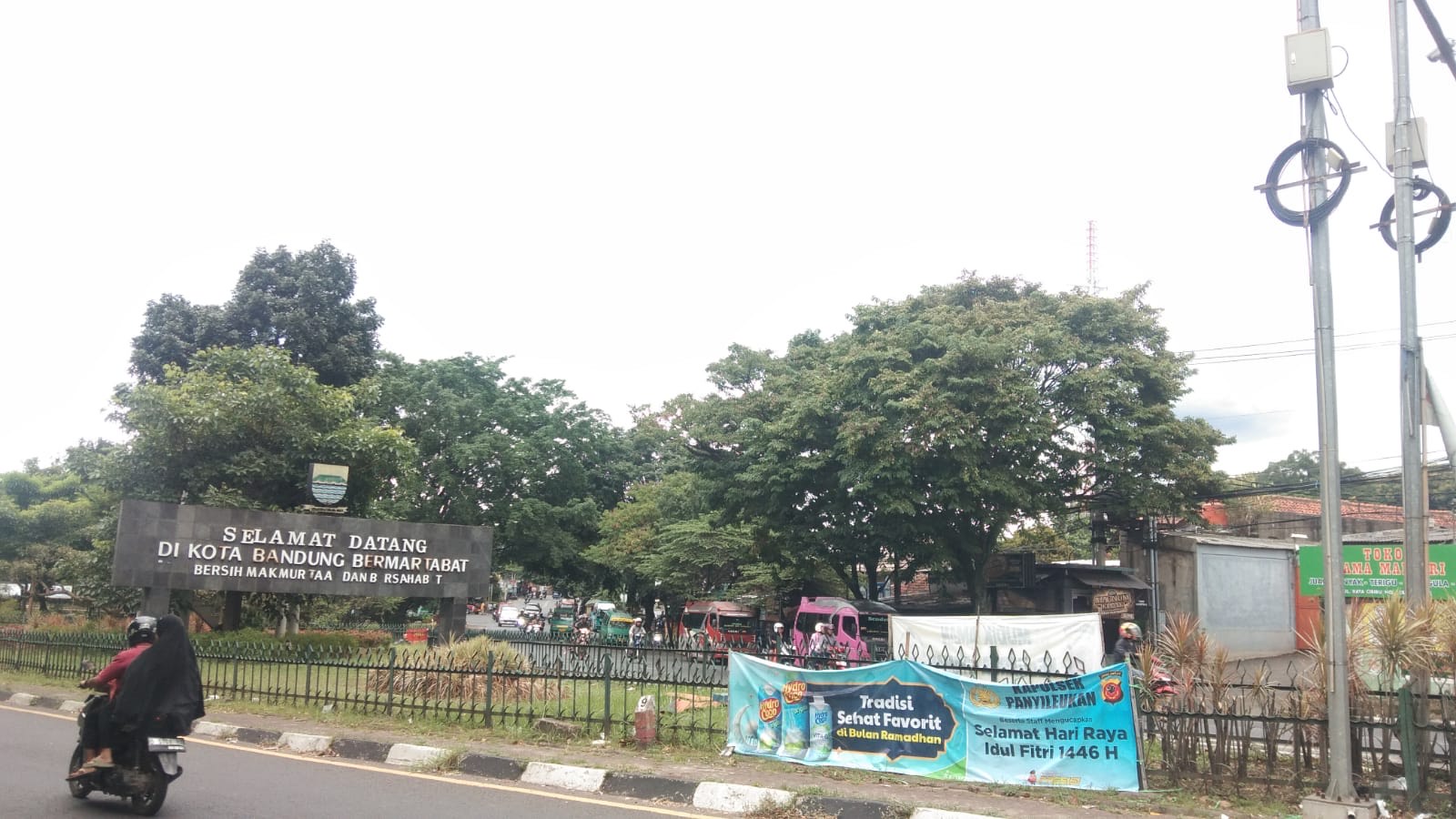 Arus Lalu Lintas Lebaran Hari Ketiga di Bundaran Cibiru Ramai Lancar ...