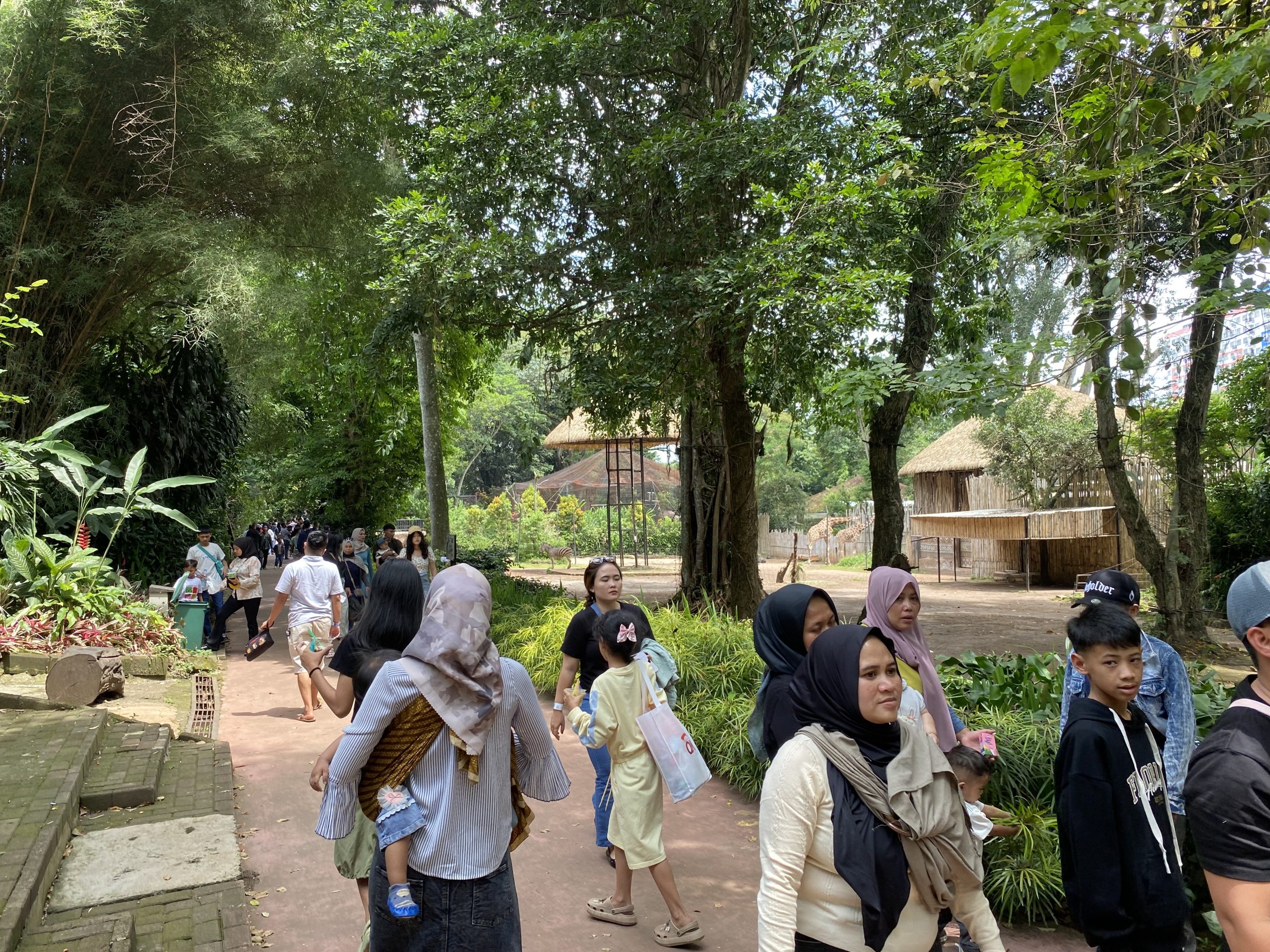 Bandung Zoo masih Jadi Primadona Pengunjung saat Libur Lebaran - Teropong Media