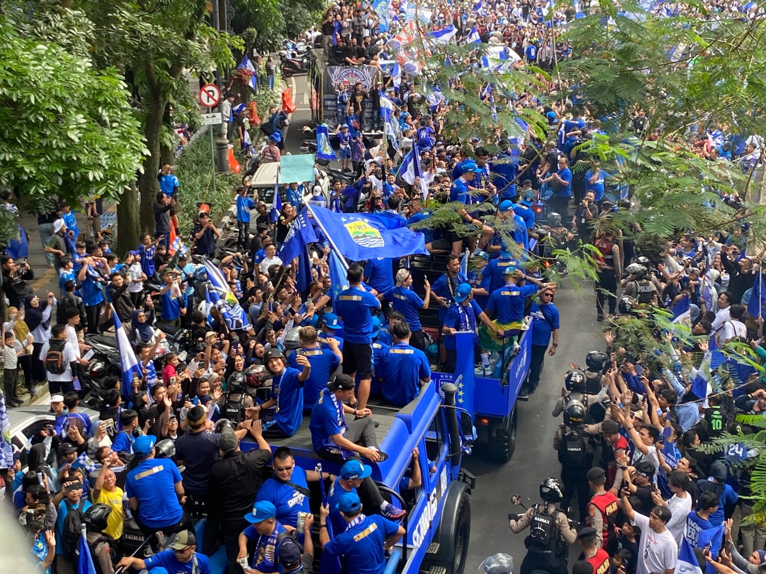 Fakta Bobotoh Terjatuh dari Flyover Pasopati Saat Konvoi Juara Persib ...