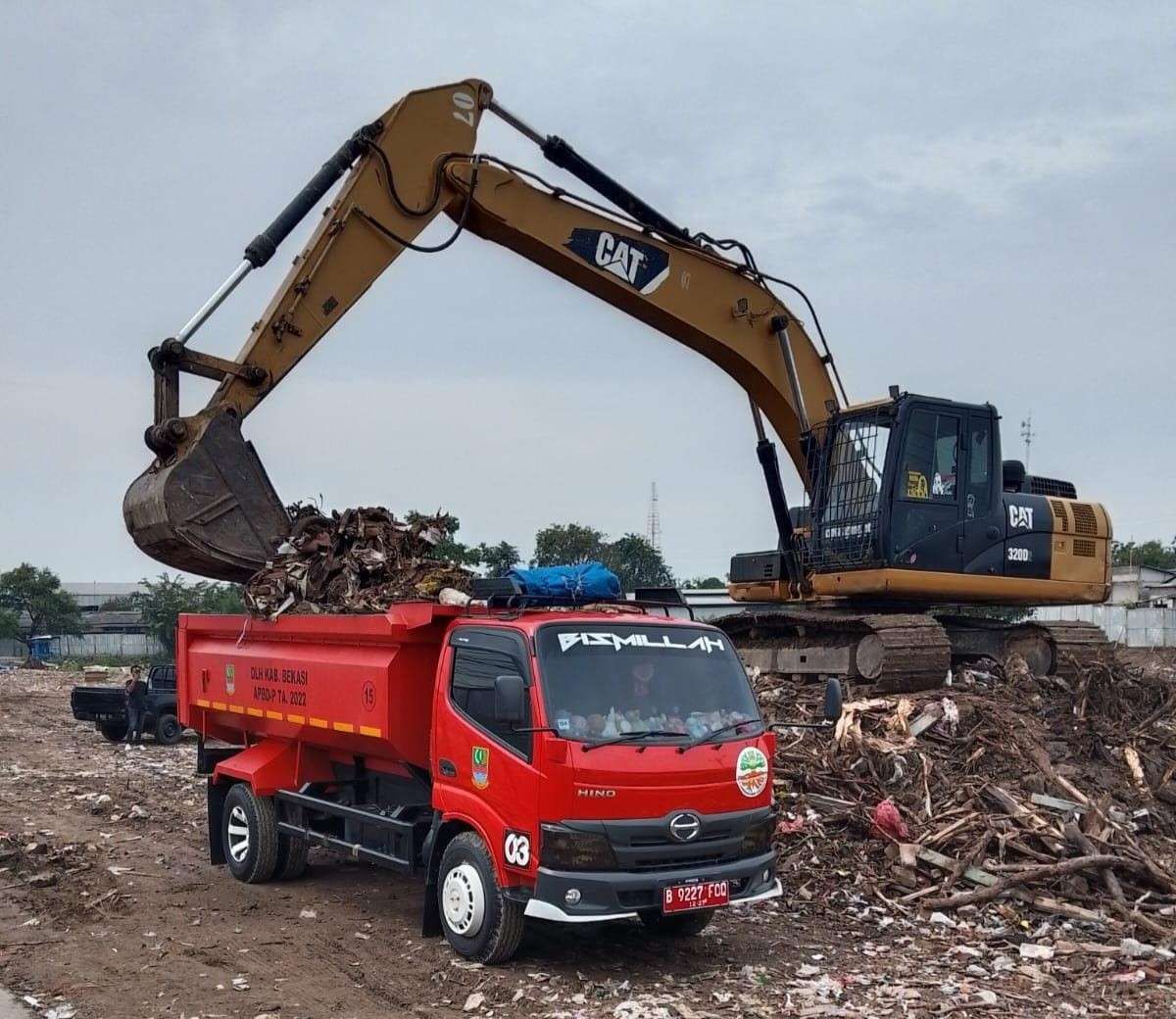 Pemkab Bekasi Kerahkan 30 Truk, Bersihkan Puing Bangunan Liar 150 Ton - Teropong Media