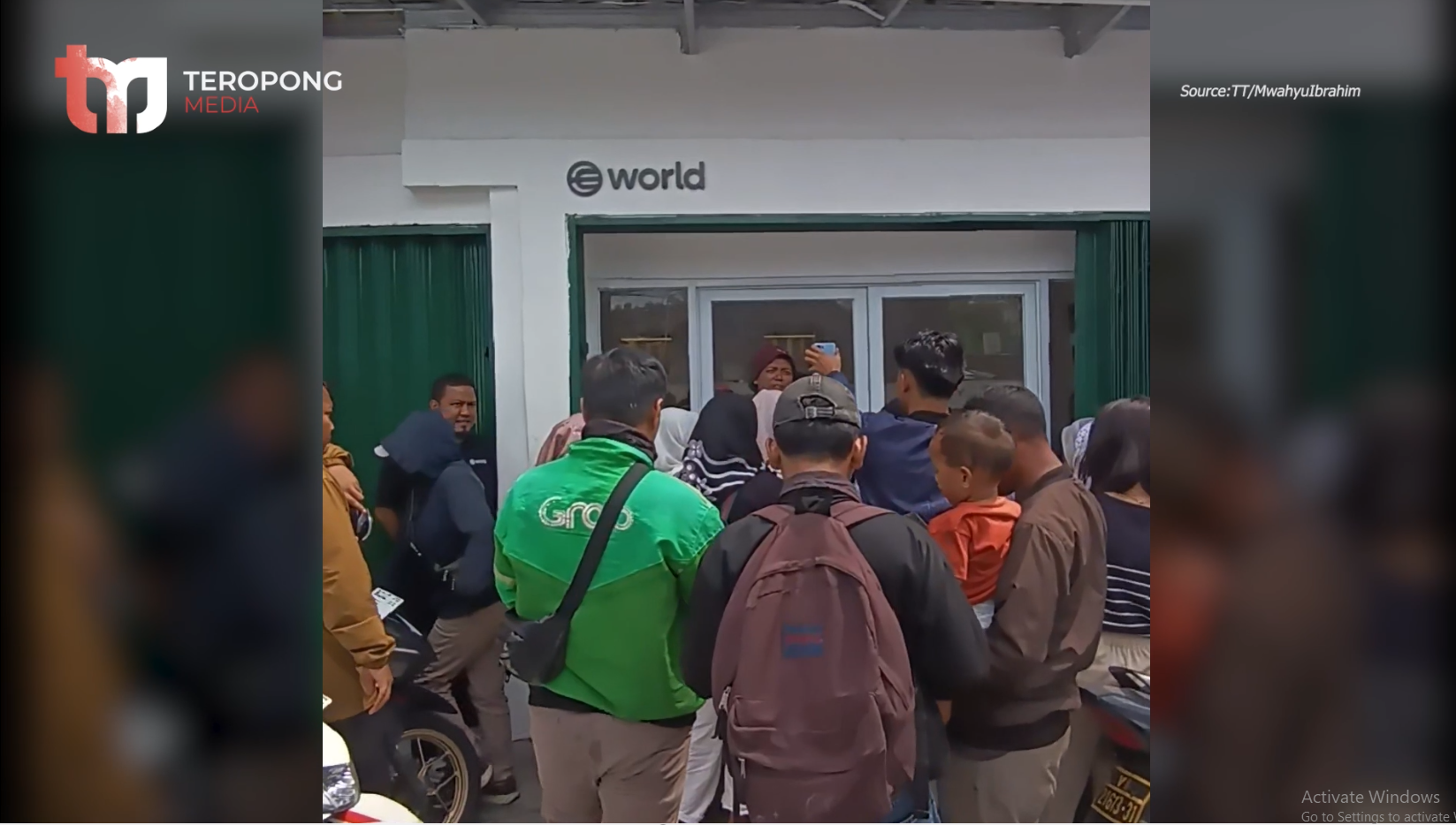 Warga Antre Scan Retina, Worldcoin Dipertanyakan Soal Keamanan Data ...