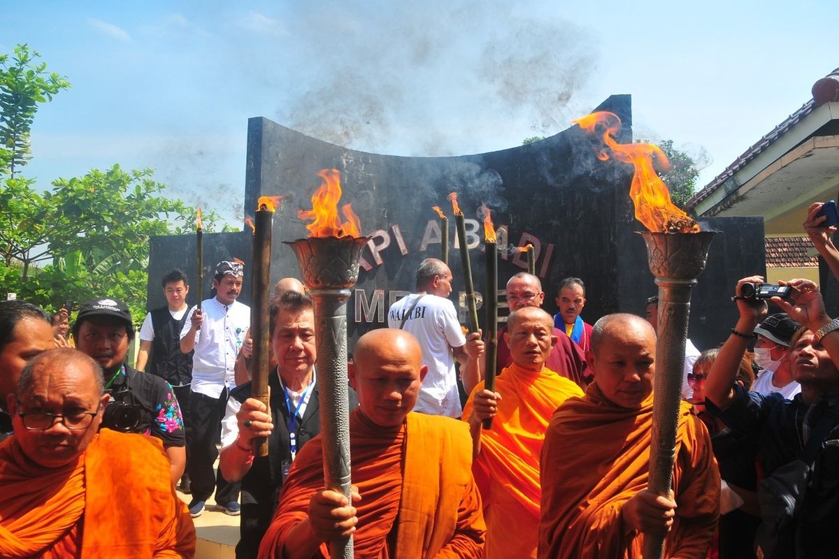 Api Dharma Waisak 2569 B.E Disemayamkan di Mendut - Teropong Media