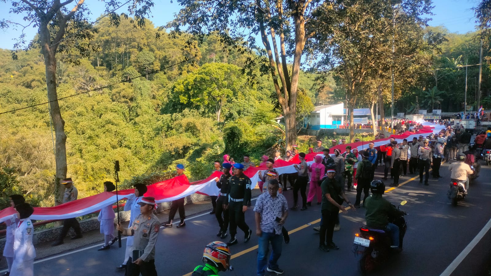 Spektakuler! Bendera Merah Putih Raksasa 1 Kilometer Membentang di ...