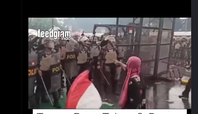 Tanpa Beban, Emak-emak di Barisan Demo Bawa Bendera Merah Putih ...