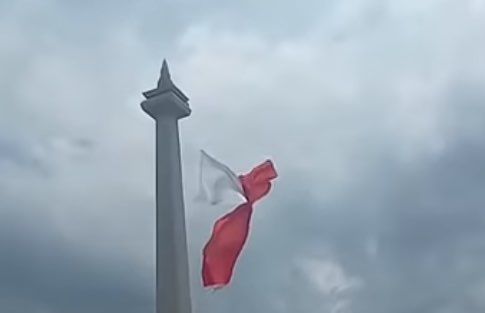 Bendera Merah Putih Robek di Monas: Ini Kronologi Lengkapnya - Teropong ...