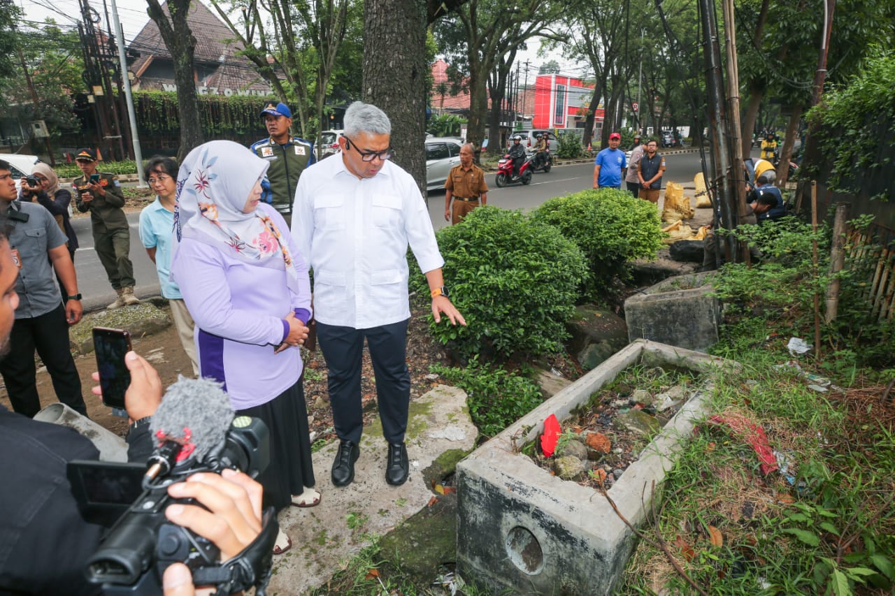 Jaga Aliran Air Lancar, Pemkot Bandung dan Warga Bersihkan Coran STO di ...